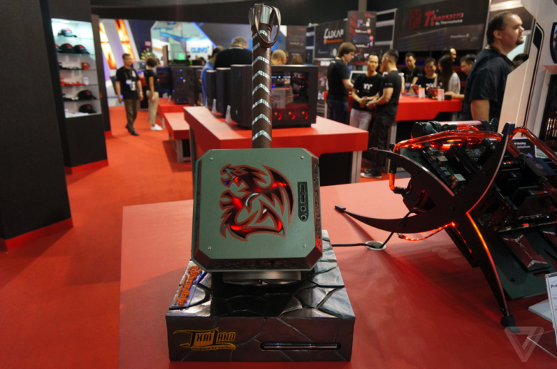 [Computex 2015] เคสรูปค้อนทอร์ของ Suchao คนไทยได้ไปตั้งโชว์อยู่ในบูธของ ...